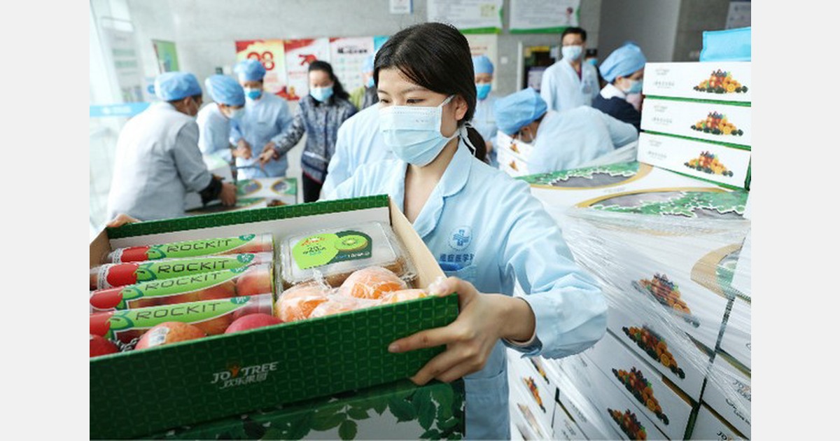 Joy Wing Mau dona fruta de alta calidad al personal médico que combate ...